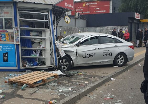 ДТП на Окружной: машина такси Uber сбила людей на остановке (фото, видео) - Киев Vgorode.ua