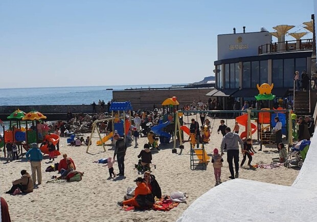 10 и 11 апреля одесситы массово вышли на побережье (фото, видео) - Одесса Vgorode.ua