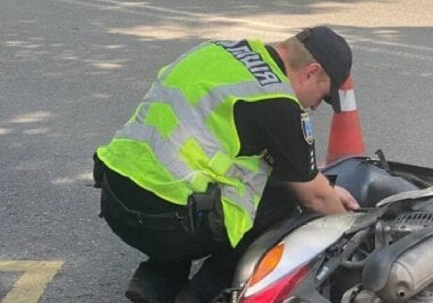 Не захотел уступать дорогу: на Титова водитель такси Uklon сбил скутериста - Днепр Vgorode.ua