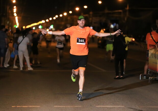 Поучаствовали больше 300 человек: как в Днепре прошел ночной забег 10k Night Run - Днепр Vgorode.ua
