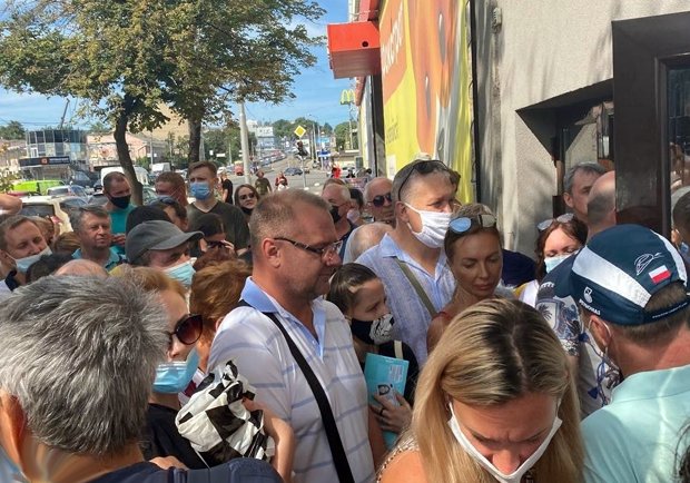 "Давка за Pfizer, как за колбасой в СССР": харьковчане не могут вакцинироваться по 2-3 дня ...