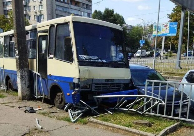 В Днепре маршрутка с пассажирами протаранила ограждение и автомобили - Днепр Vgorode.ua