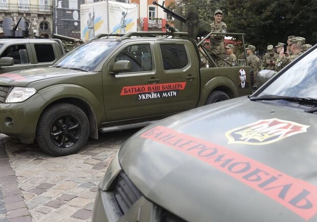 «Наші без раші»: у Львові показали ювілейний Бандеромобіль - Львів Vgorode.ua