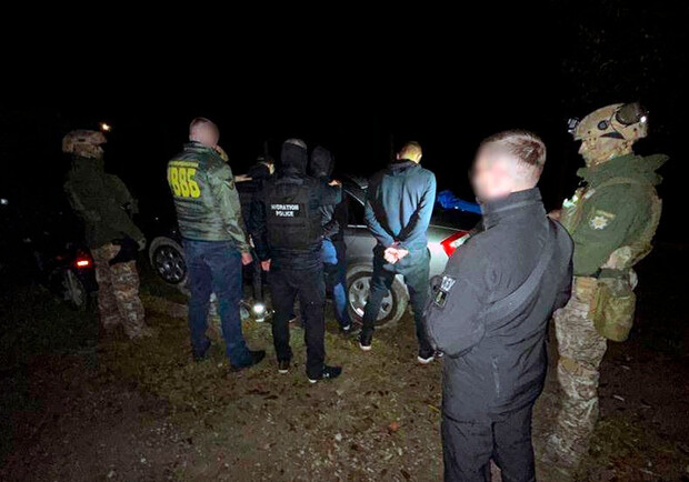 До 7 тысяч долларов с человека: в Днепре организовали схему выезда уклонистов - Днепр Vgorode.ua