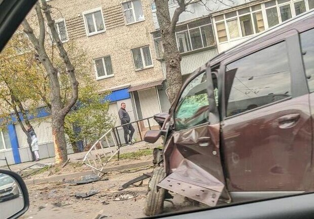 У Львові мінівен демонтував паркан - Львів Vgorode.ua