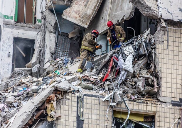 Поисковая операция длится больше суток: в Днепре из-за ракетного удара погибли 29 человек ...