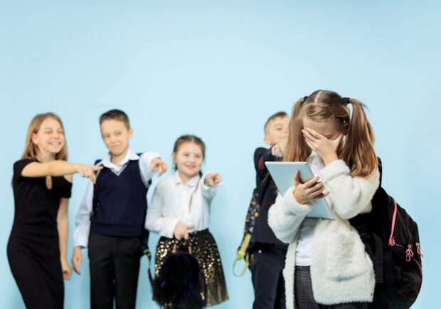 В Сарате Одесской области школьница выпрыгнула из окна из-за буллинга - Одесса Vgorode.ua