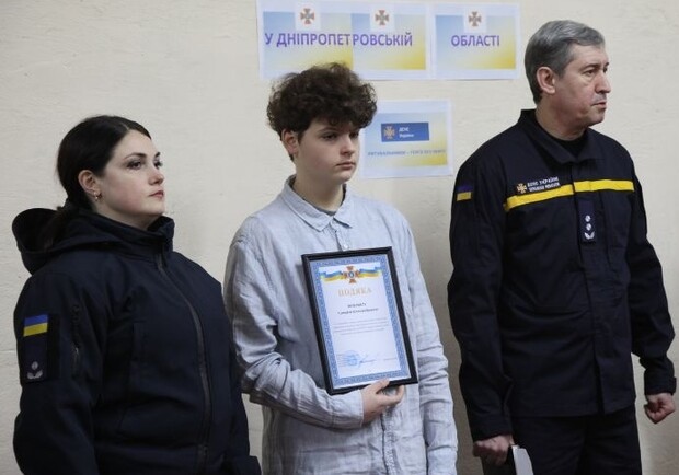 У Дніпрі нагородили школяра, який розбирав завали на Перемозі - Дніпро Vgorode.ua