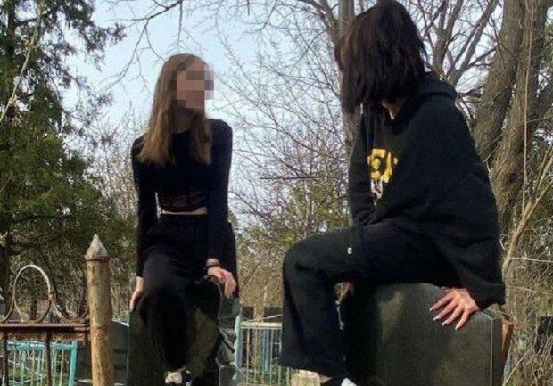 У Дніпрі підлітки фотографувалися на могилах: інцидент прокоментували у поліції - Дніпро Vgorode.ua