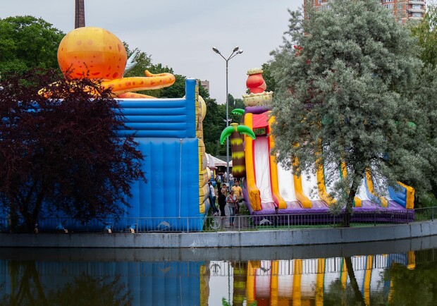 Парк Победы незаконно заставили аттракционами (фото) - Одесса Vgorode.ua