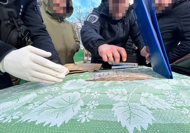 В Одессе чиновник воинской части требовали с жены погибшего бойца 150 тысяч гривен за оформление ...