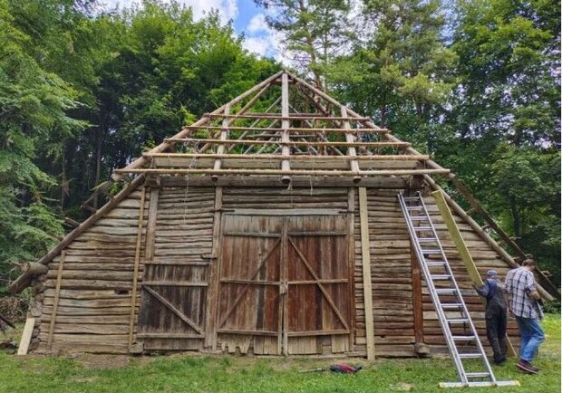 У Музеї народної архітектури та побуту реставрують велику стодолу XX століття - Львів Vgorode.ua
