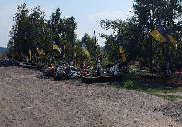 На одному із кладовищ у Кривому Розі познущалися над могилами військових - Дніпро Vgorode.ua