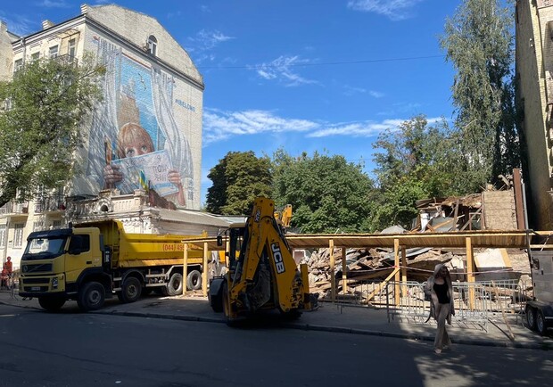 На Подоле снесли уникальный для Киева деревянный дом начала XIX века - Киев Vgorode.ua