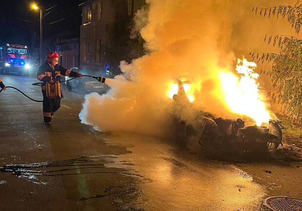 У Львові згорів автомобіль - Львів Vgorode.ua