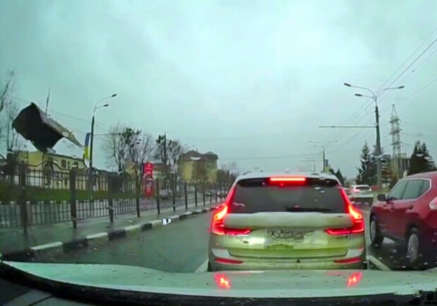 В Харькове ветром снесло крышу здания (видео) - Харьков Vgorode.ua