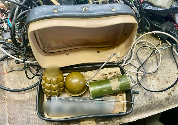 Одесит зберігав удома гранати та наркотики (фото, відео) - Одеса Vgorode.ua