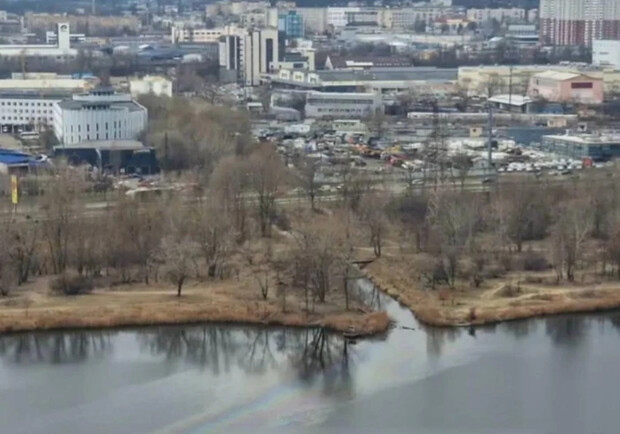 В озеро на Оболоні вилили нафтопродукти - Київ Vgorode.ua