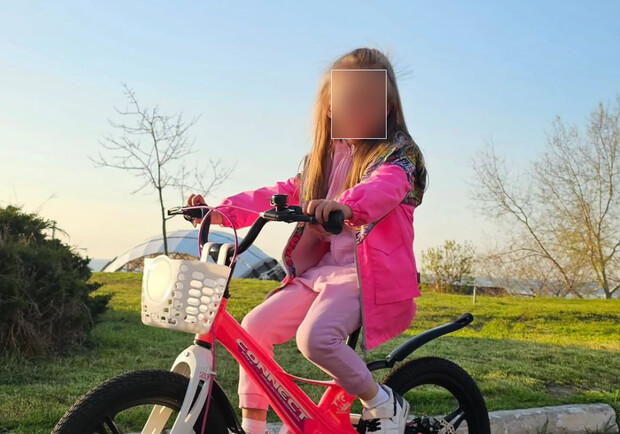 Пятилетняя девочка Злата, которая впала после кассетного обстрела в Одессе, впала в кому ...