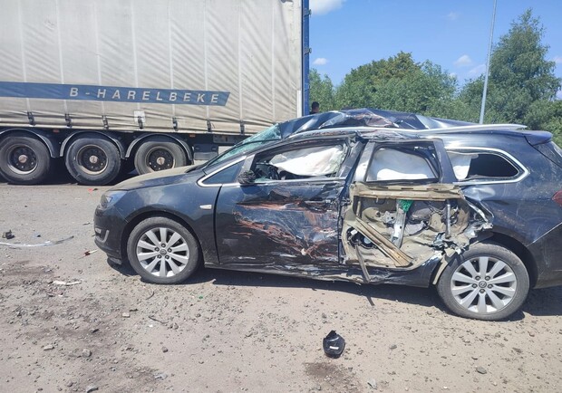 Біля Львова зіткнулися легковик і автопоїзд - Львів Vgorode.ua