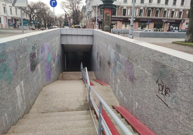 В Одессе 7 января 2025 года вандалы разрисовали подземный переход на Дерибасовской - Одесса ...