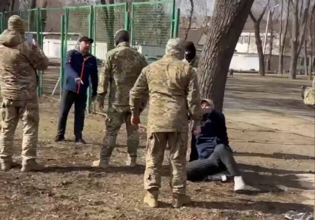 Лунали постріли: у Харкові чоловіки посварилися з працівниками ТЦК (відео) - Харків Vgorode.ua