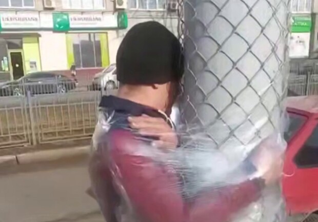 Прив'язали до стовпа: у Харкові над злодієм влаштували самосуд - Харків Vgorode.ua