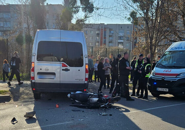 У Жовкві зіткнулися мікроавтобус і мотоцикл - Львів Vgorode.ua