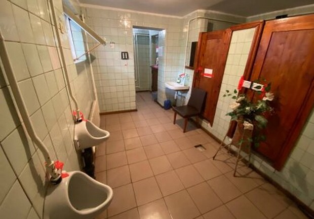 У вбиральні в Новояворівську розмістили принизливе оголошення про військових - Львів Vgorode.ua