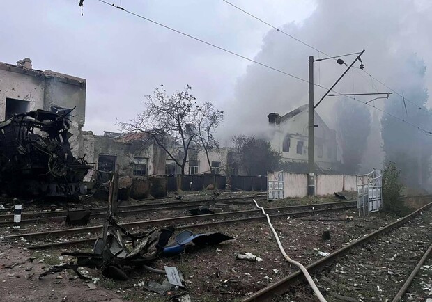 Масований обстріл Одеси: пошкоджено депо Укрзалізниці, постраждав машиніст - Одеса Vgorode.ua
