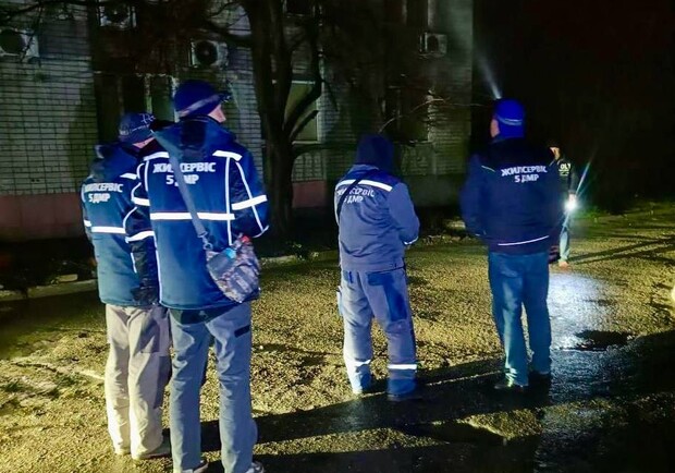 В Днепре после вечернего обстрела повреждены два дома: выбиты 150 окон, коммунальщики уже на ...