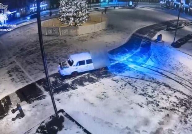 Патрульні затримали львів'янина, який дрифтував біля міської ялинки на прикрашеному гірляндами ...