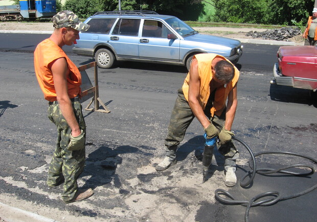 Пока Добкин выпрашивает 150 миллионов, дорожники укладывают асфальт - Харьков Vgorode.ua