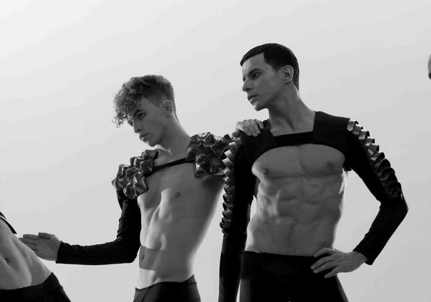 Набожные женщины с иконами и транспарантами отгоняют группу Kazaky от Одессы - Одесса Vgorode.ua