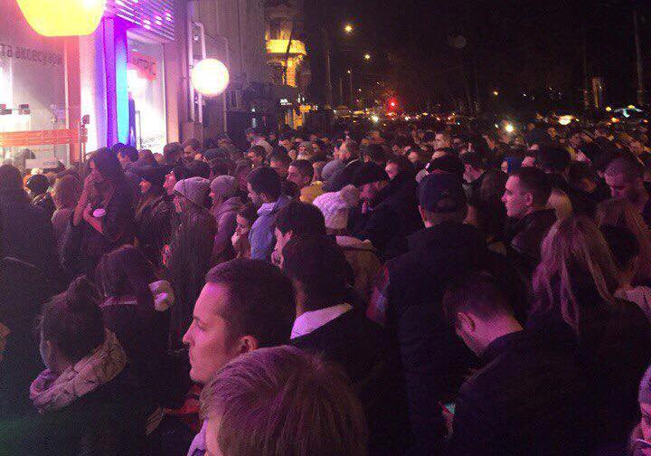 Никакого кризиса: за новым iPhone 7 пришли тысячи одесситов - Одесса Vgorode.ua