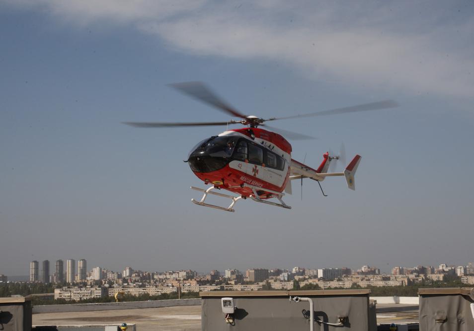 Впервые за 10 лет на крышу Института сердца сел медицинский вертолет - Киев Vgorode.ua