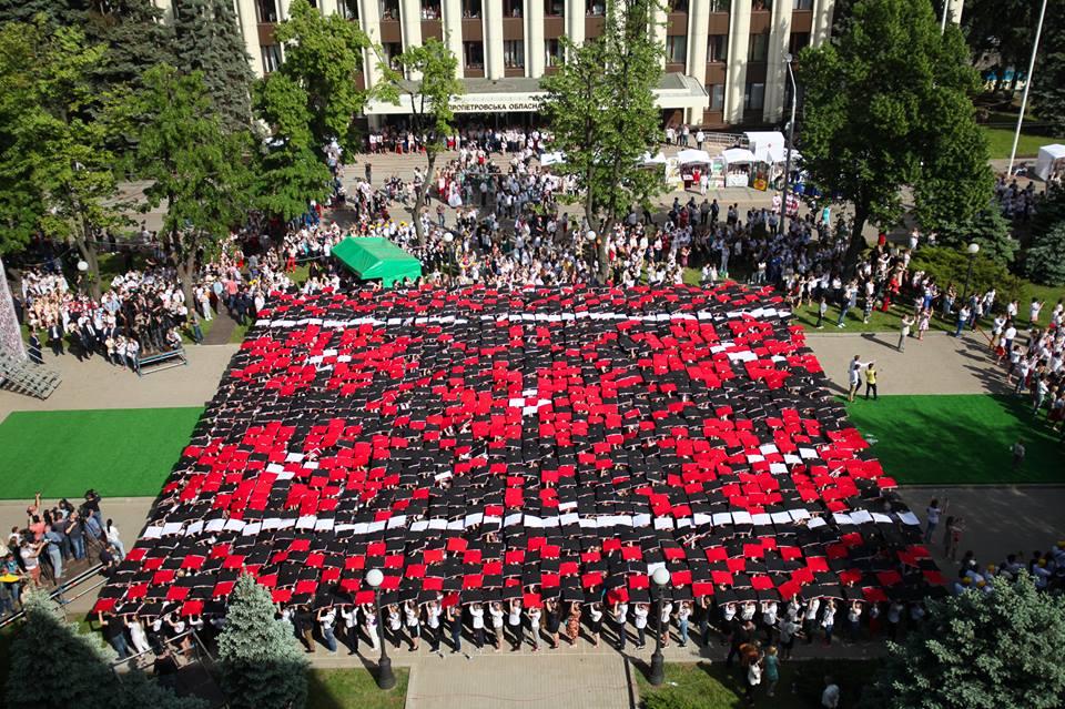 В Днепре прошел флешмоб ко Дню вышиванки 2018 - Днепр Vgorode.ua
