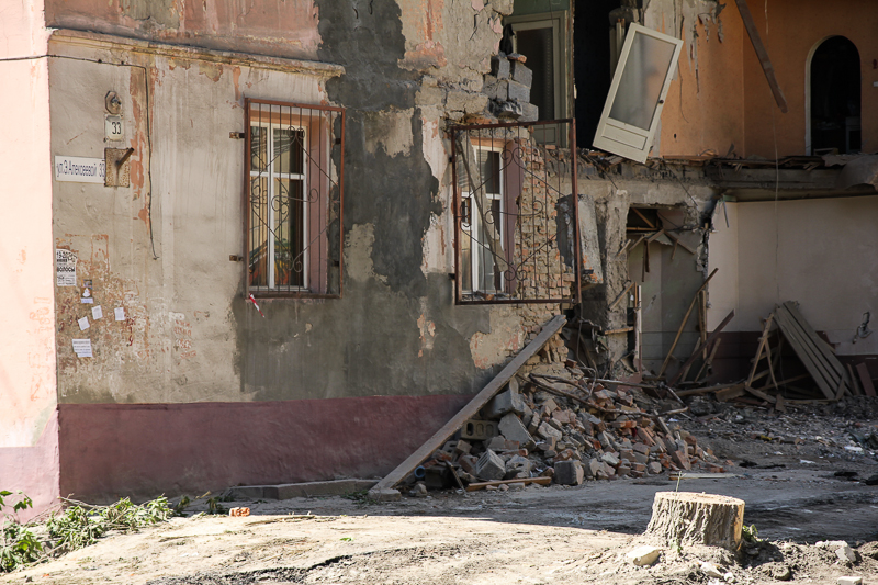 На проспекте Нигояна люди живут в рассыпающемся 150-летнем доме - Днепр Vgorode.ua