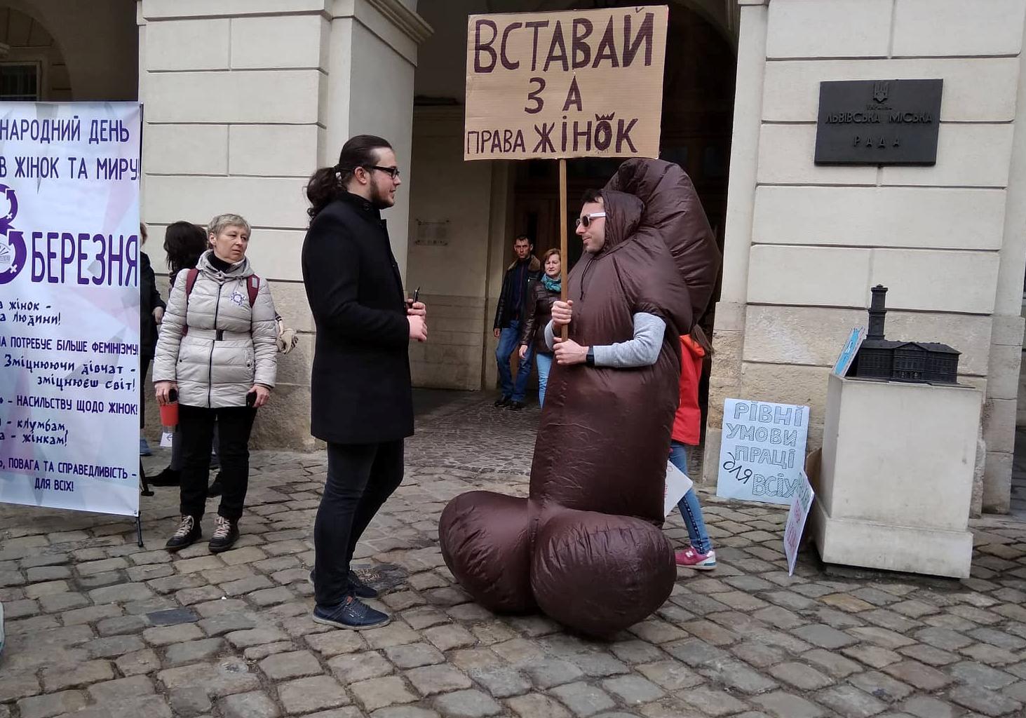 8 березня центром Львова розгулює гігантський пеніс, який відстоює ...