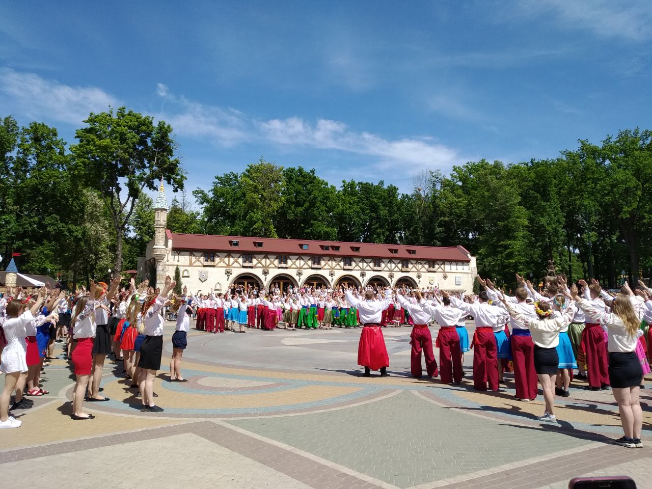 В Харькове 400 танцоров установили рекорд по исполнению гопака (фото, видео) - Харьков Vgorode.ua
